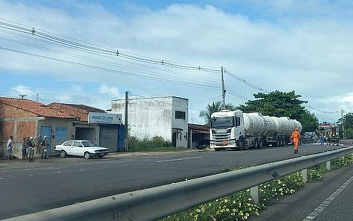 Colisão entre carro e carreta com álcool deixa uma pessoa ferida na Barra de São Miguel ...