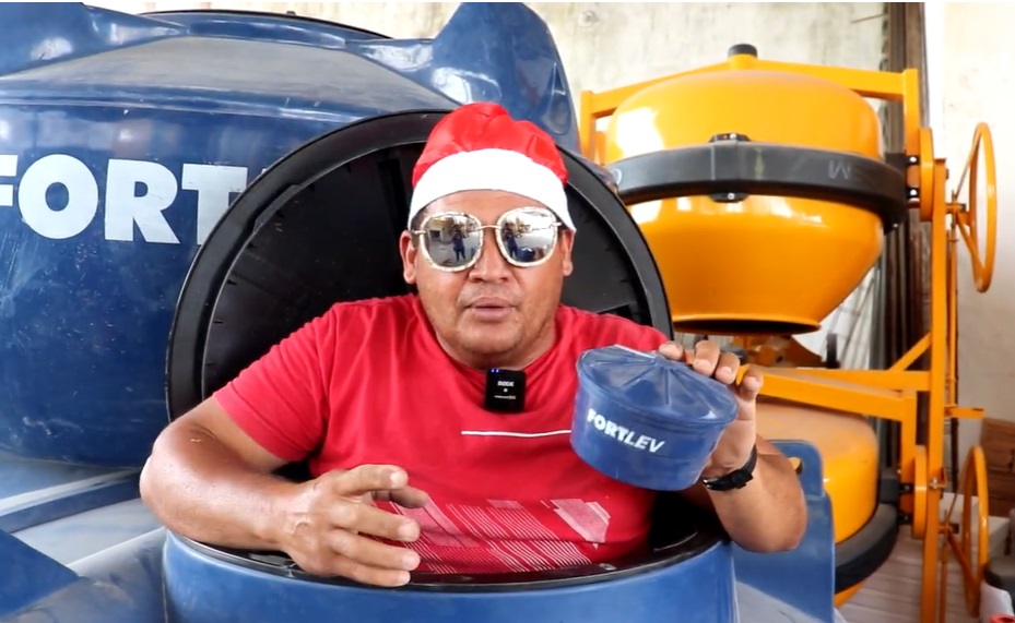 Papai Noel chega dentro de caixa D’água no depósito Gago Lopes ...