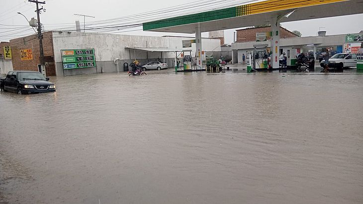 Após chuva forte, moradores registram diferentes pontos de alagamento ...